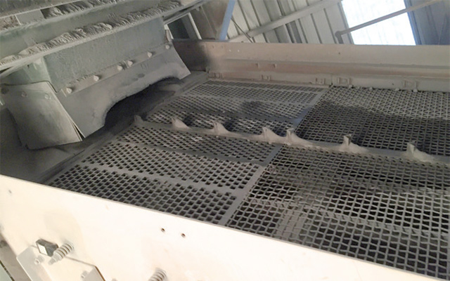 Solving fines build-up on screen cross-beams - Quarry