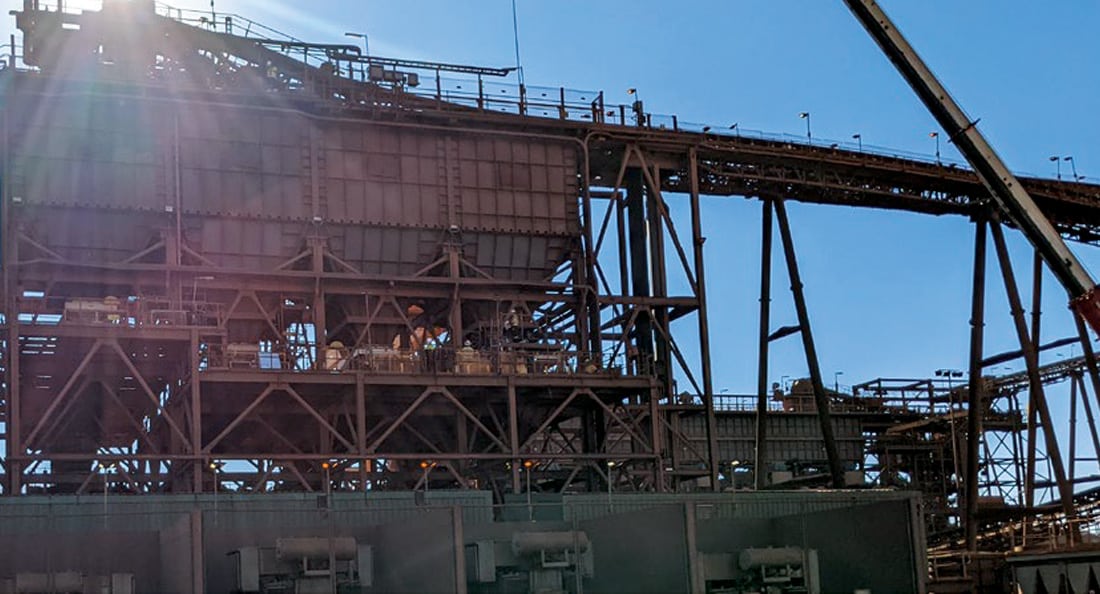 Crushing it with hydraulic guillotine gate - Quarry